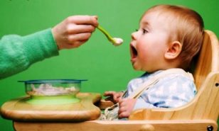 Cómo ofrecer las primeras comidas al Bebé